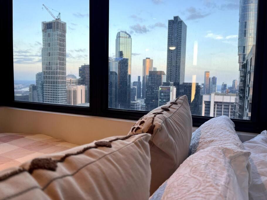 Inner City Skyline Studio W-Gym, Pool, WiFi, near SkyBus, Tram and ...