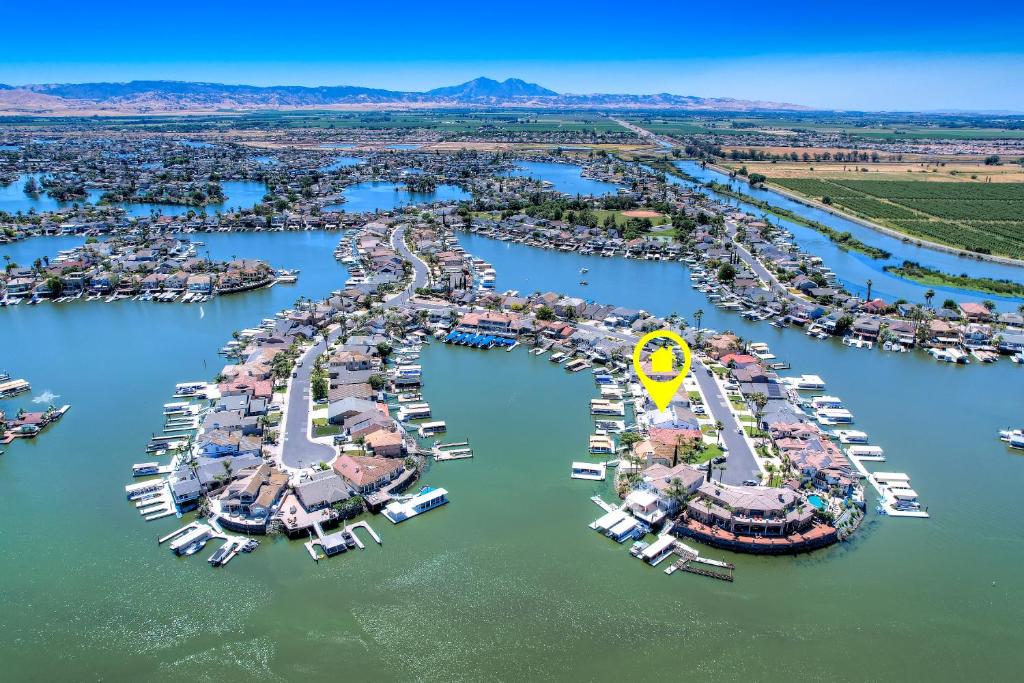 Stunning 3 BDR w Speed Boat in Discovery Bay Sleeps 12 640 (USA ...