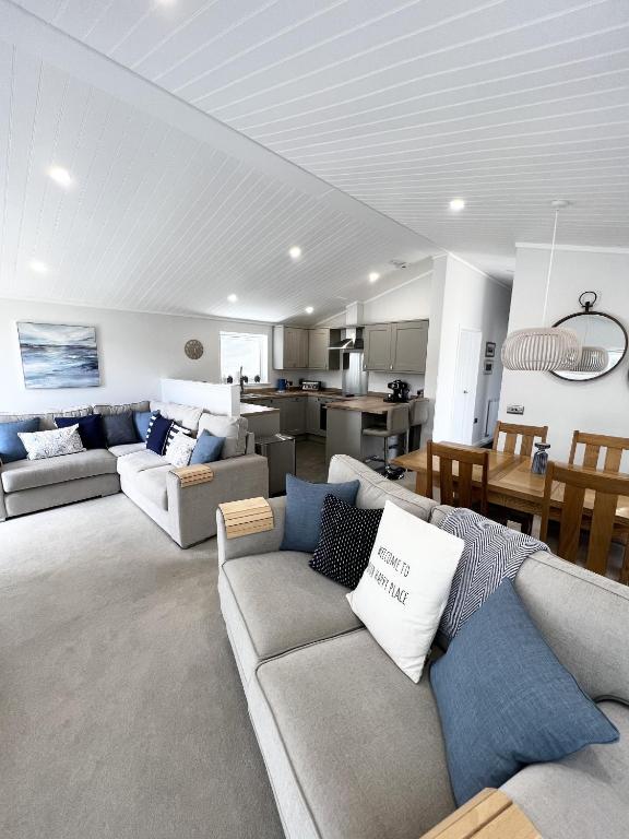 Diddly Squat Lodge with hot tub, Pendle View Holiday Park, Clitheroe ...