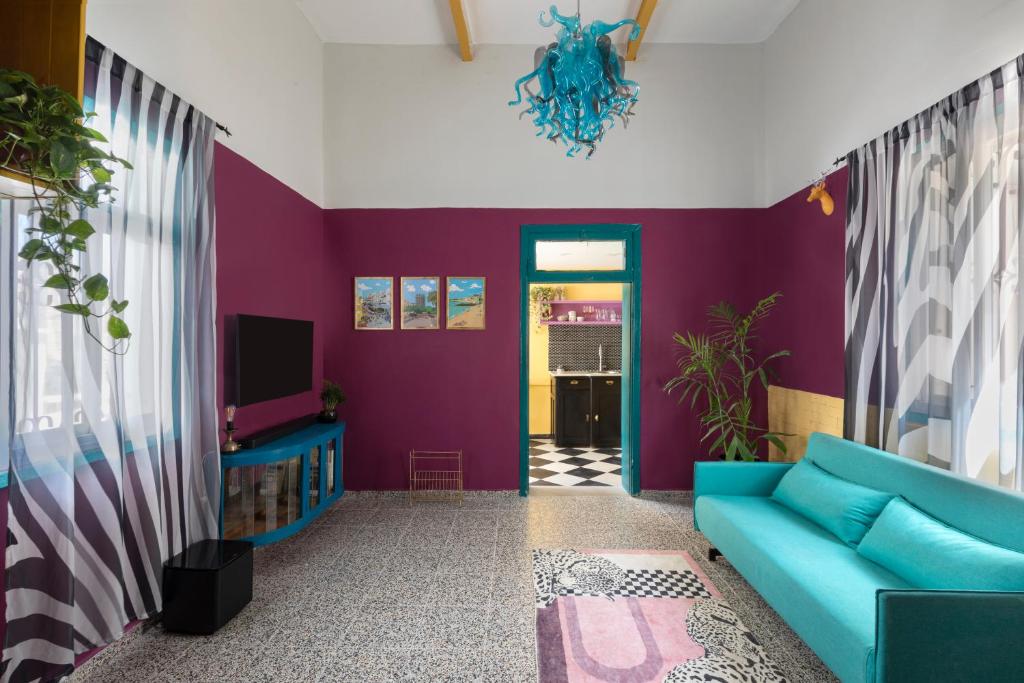 Eclectic 1-Bedroom Oasis in Vibrant Talpiot Market by Sea N' Rent ...