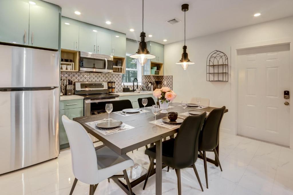 Condor- renovated and staged near beach, Hollywood (aktualisierte ...