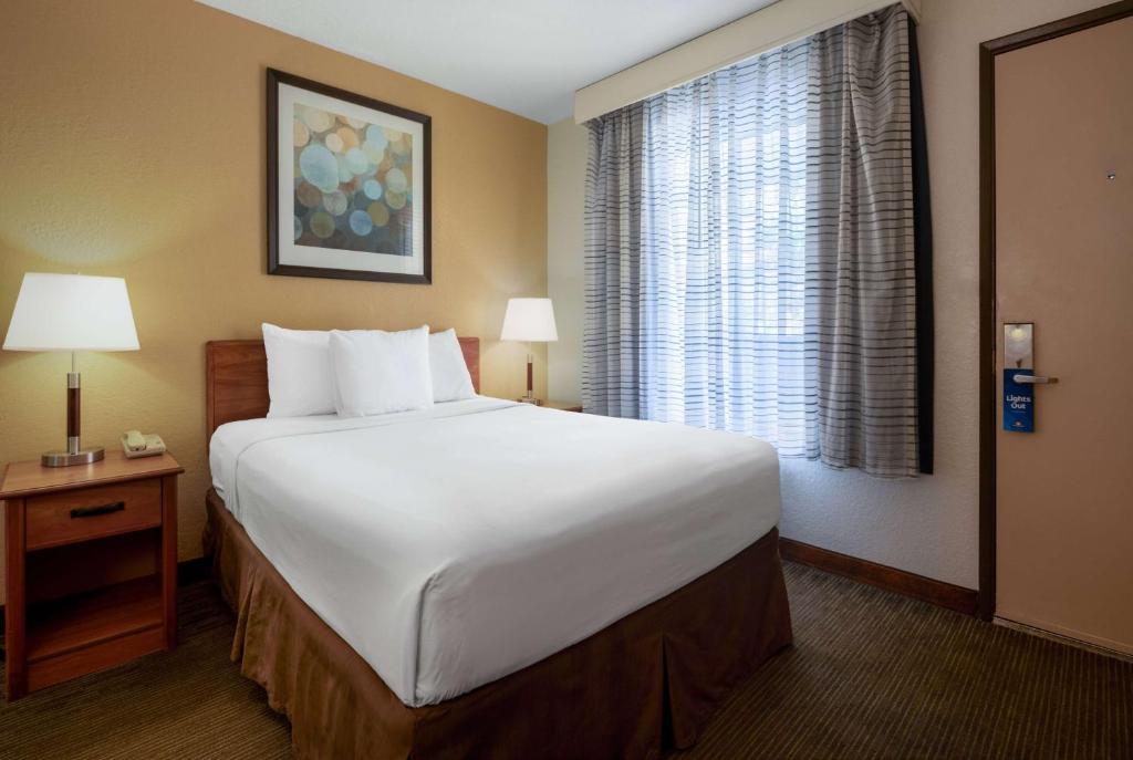 Days Inn by Wyndham Encinitas Moonlight Beach, Encinitas (updated ...