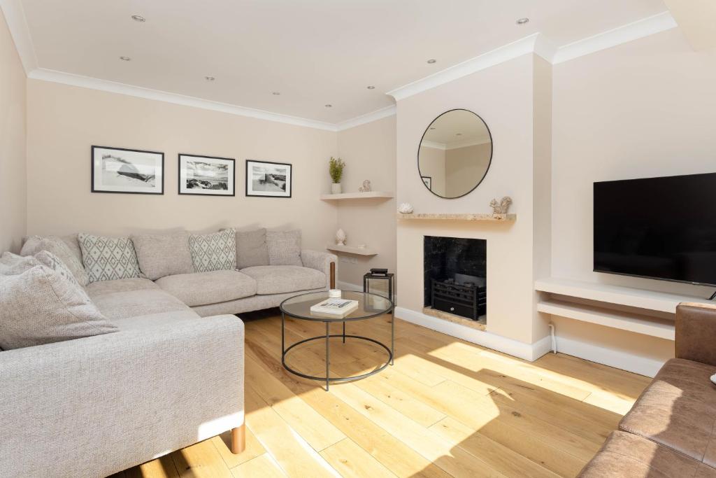 Air Host and Stay - Formby station sanctuary sleeps 9, parking, 2 bath ...