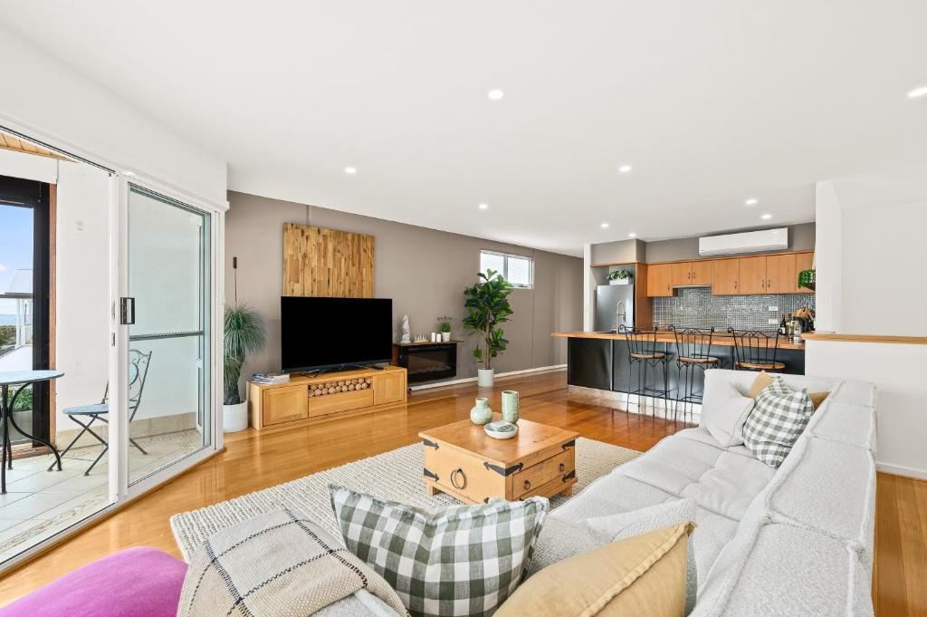 Seascape Sunset Villa - Aldinga Beach - C21 SouthCoast Holidays ...