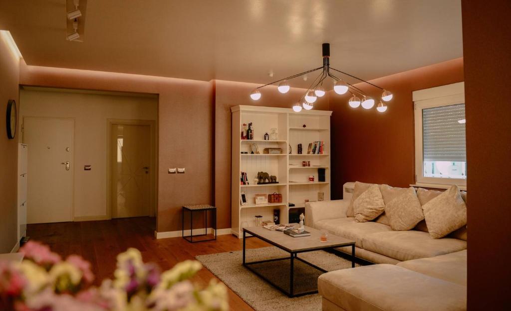 Apartamento Lovely Rooftop Unit 100 Sqm In Block, Tirana (Albania ...