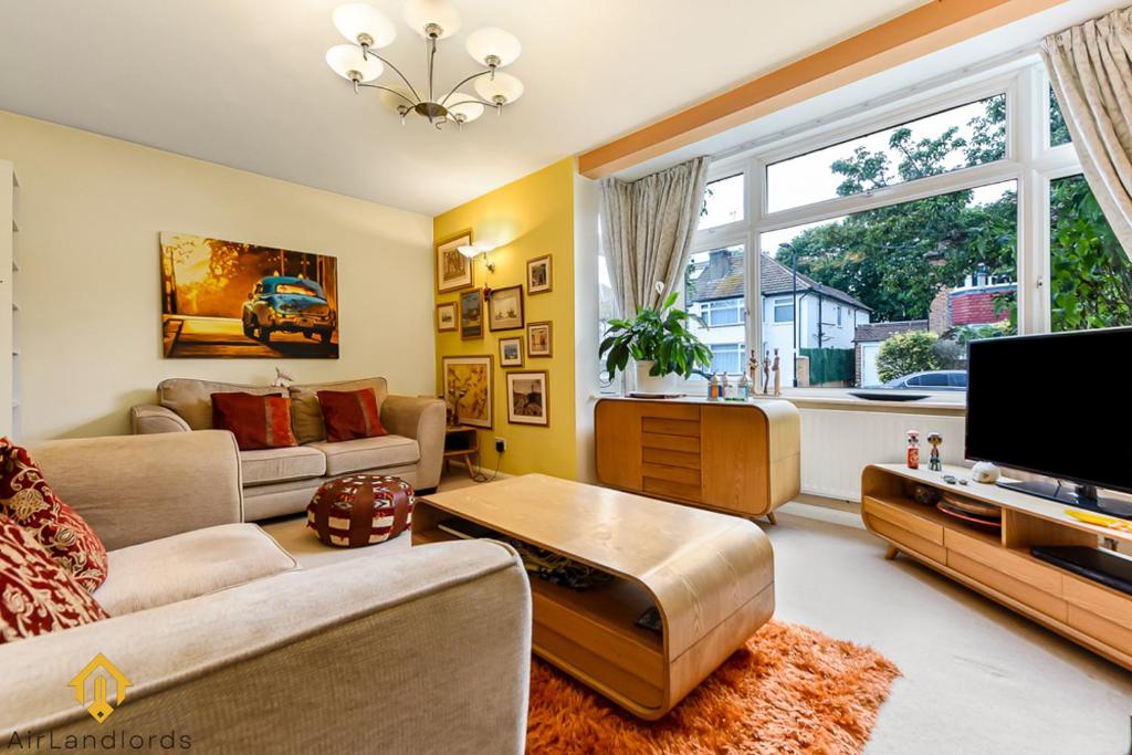 Exclusive 3 bedroom House in the Heart of Hanwell, Greenford ...