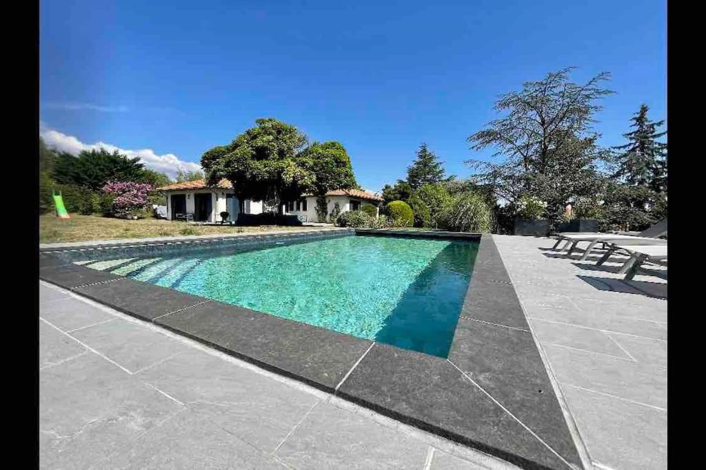 Logements chaleureux dans Maison avec piscine à 35 min de LYON, Alix ...