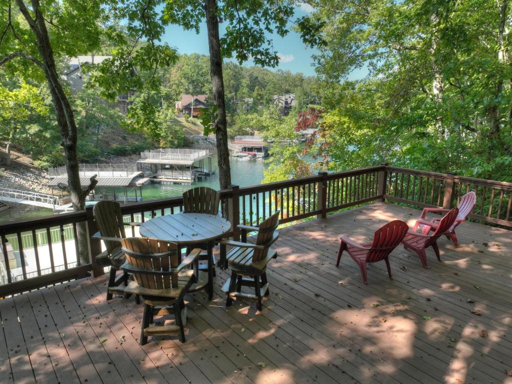 Our Druthers Lake House - lake front, dock, hot tub, game room ...