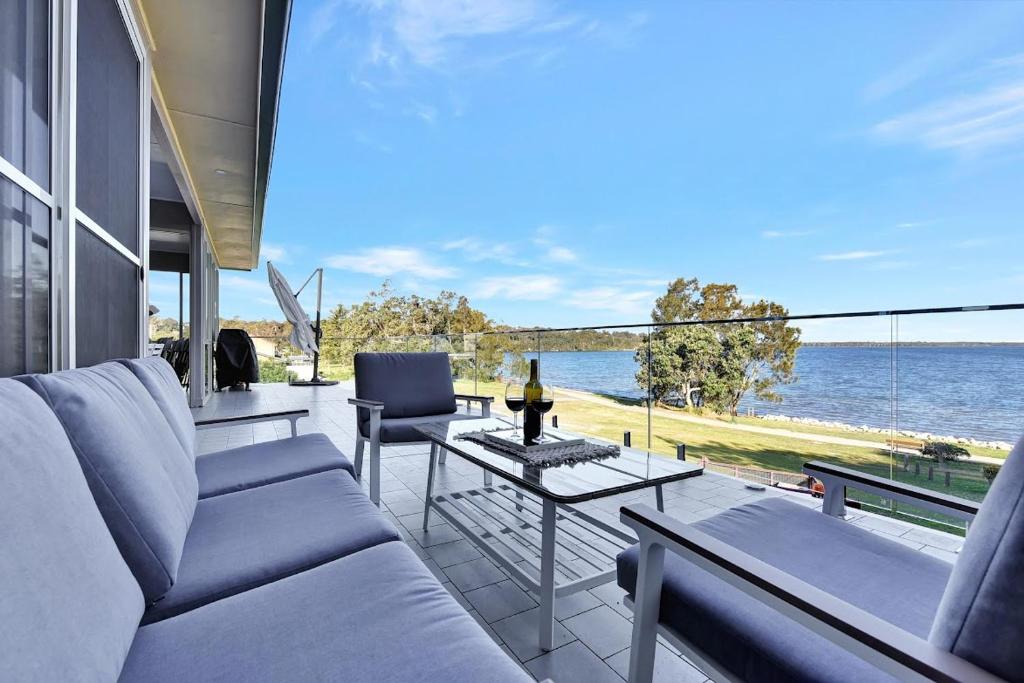 Royal Retreat Peaceful Lakefront, Lake Munmorah (updated prices 2026)