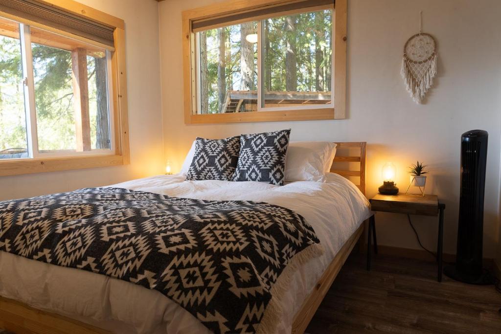 Kootenay Lakeview Retreats - Forest Cabin - Nakusp