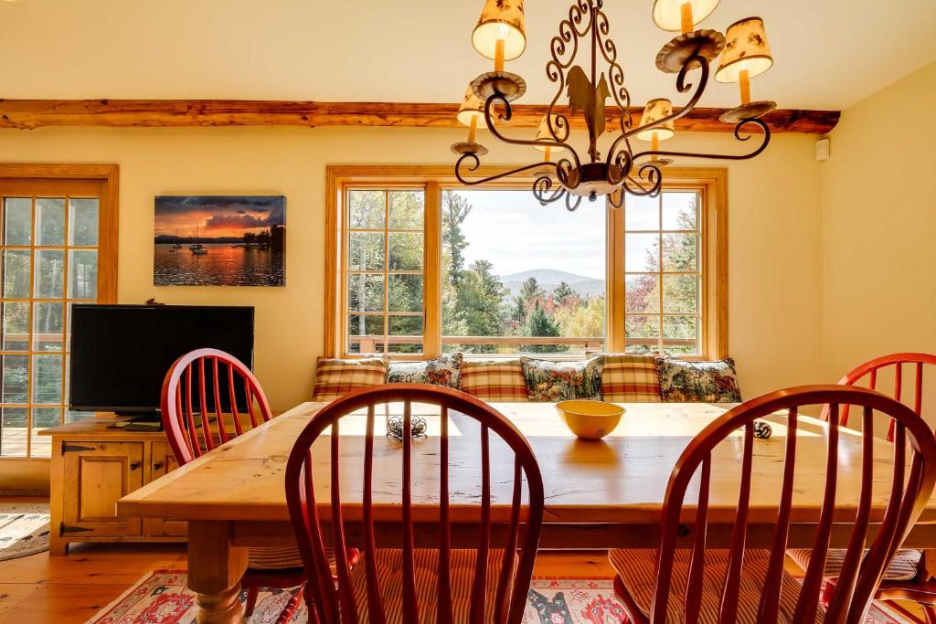 Winhall Home with Deck and Views, 6 Mi to Ski Slopes!, Piper Ridge ...