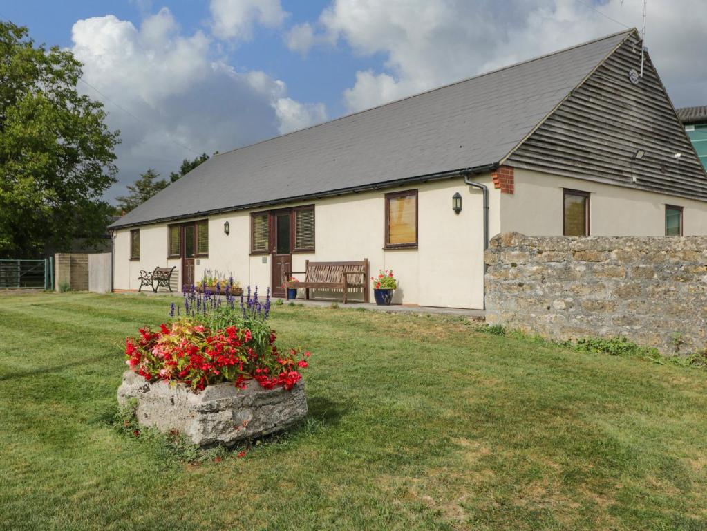 Brindle Cottage, Lydiard Millicent (updated prices 2026)