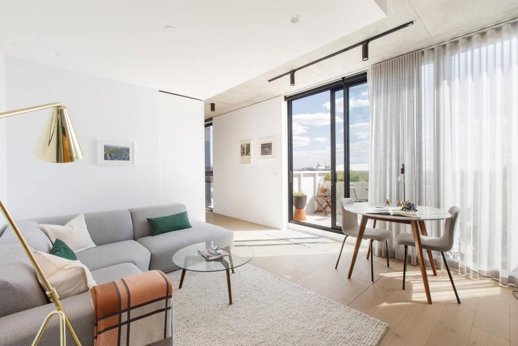 Urban Stone - A Breezy City Fringe Lookout, Melbourne (precios ...