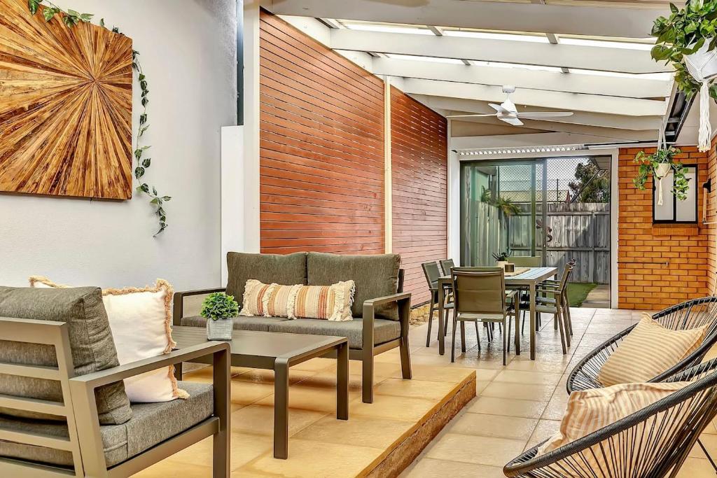 Breezy B on the Esplanade with Direct Beach Access, Port Noarlunga ...