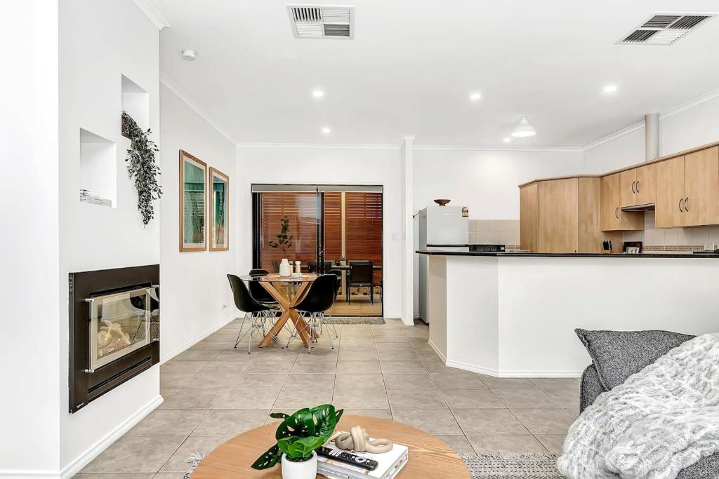 Breezy B on the Esplanade with Direct Beach Access, Adelaide (updated ...