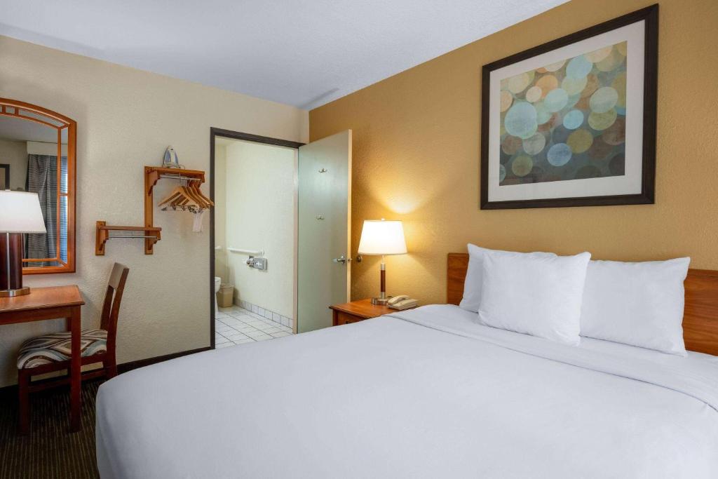 Days Inn by Wyndham Encinitas Moonlight Beach, Encinitas (updated ...