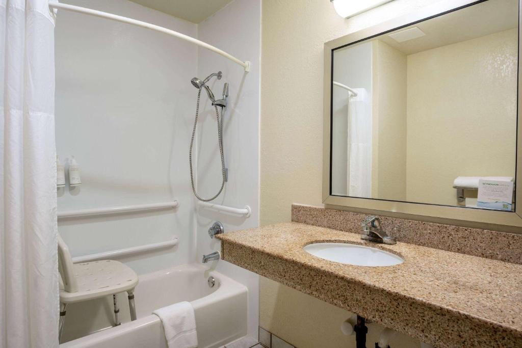 Days Inn by Wyndham Encinitas Moonlight Beach, Encinitas (updated ...