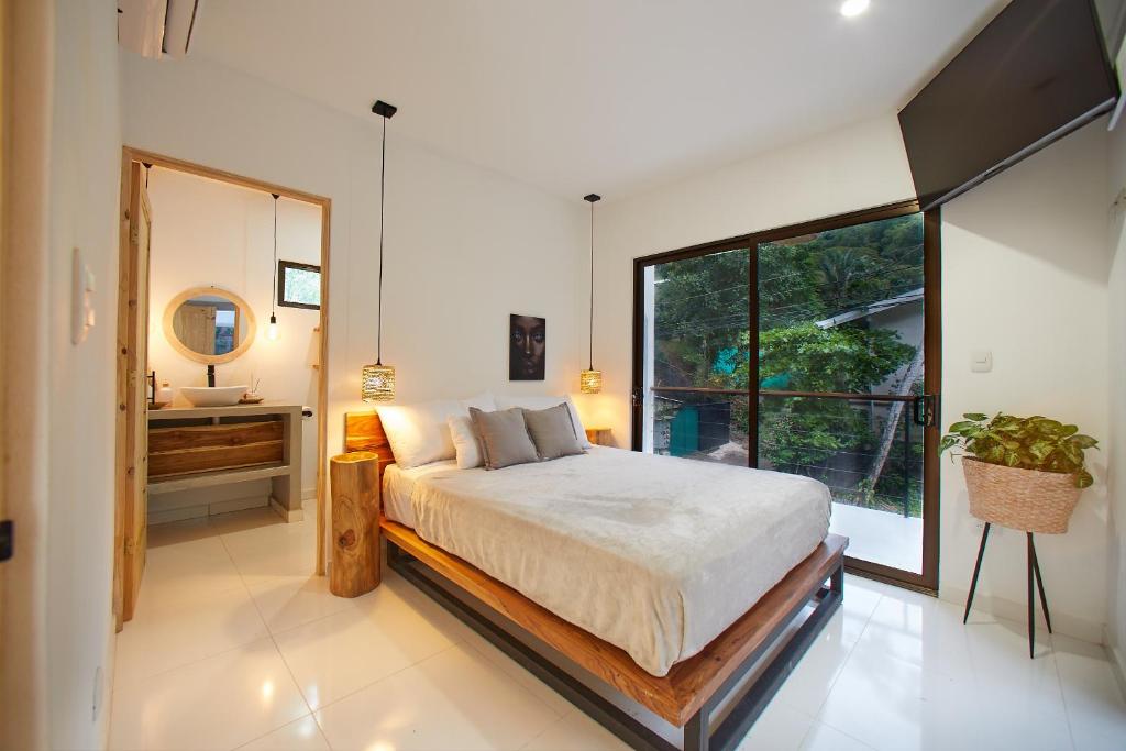 Apartamento de 2 habitaciones con amplio balcon, Santa Teresa Beach ...