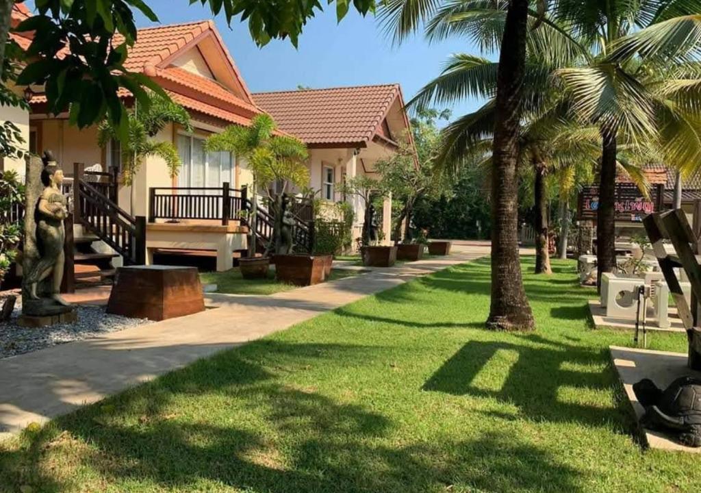 เดือนเพ็ญ รีสอร์ต Duanphen resort, Amphoe Phen (обновени цени за 2025 г.)