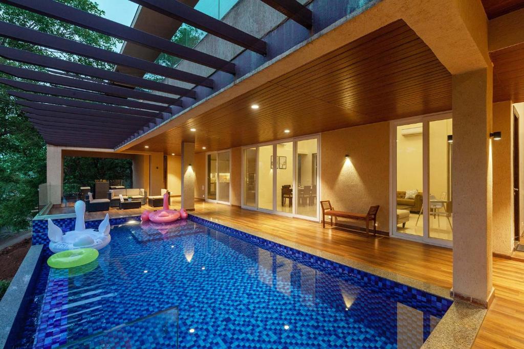 Inara by StayVista - Amidst lush greenery with Outdoor swimming pool ...
