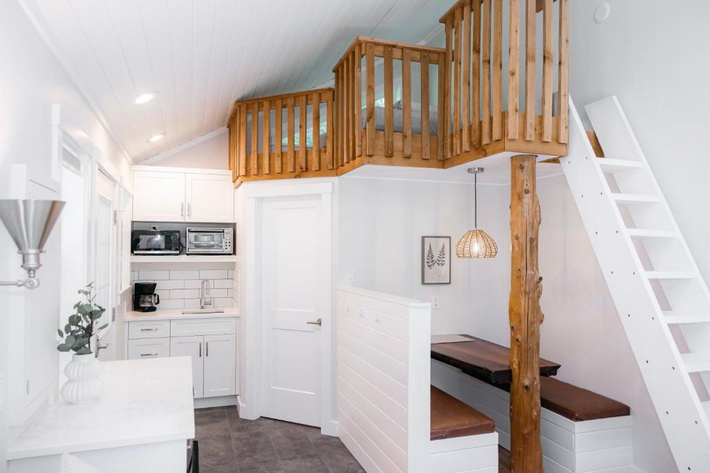 Surfs Inn Guesthouse & Cottages, Ucluelet (updated prices 2025)