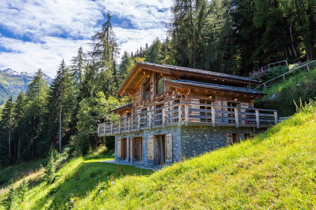 Authentic Swiss Spa Chalet Nesoya Jacuzzi Sauna, Riddes (ažurirane cene ...