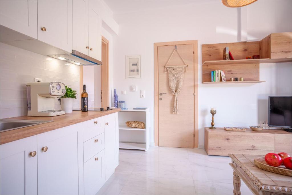 Famille Kominos, Katárrakhon (tarifs actualisés, 2025)