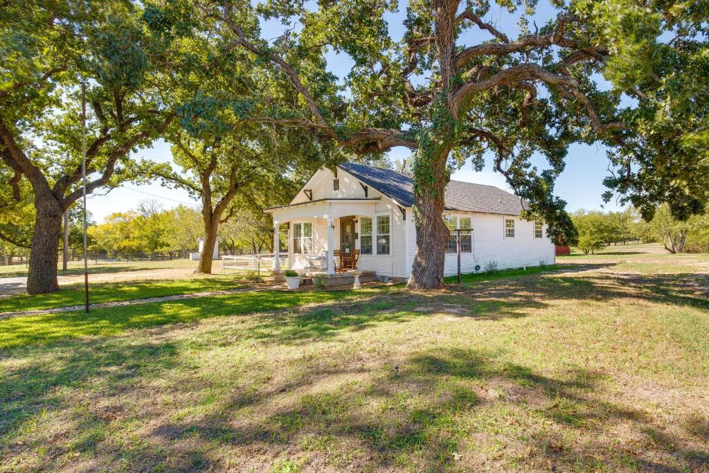 Countryside Cottage with Fenced Yard in Decatur!, Decatur (precios ...