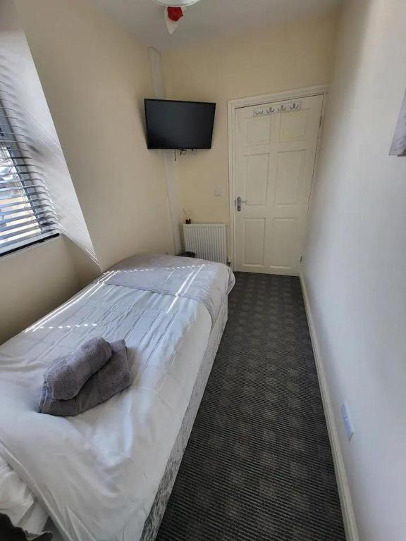 Dublin Packet - Single room 3, Holyhead (updated prices 2025)
