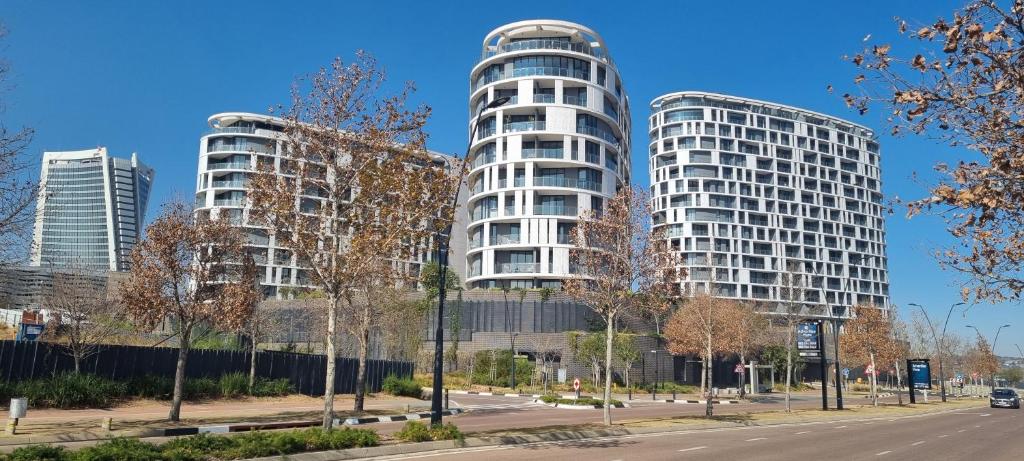 Ellipse Waterfall City Luxury Apartment - Bigger Apartment than Most ...