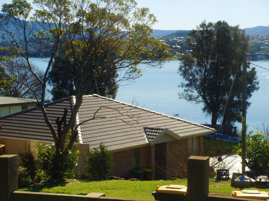 Waterfront Lakeside Cottage Primbee, Primbee (updated prices 2025)