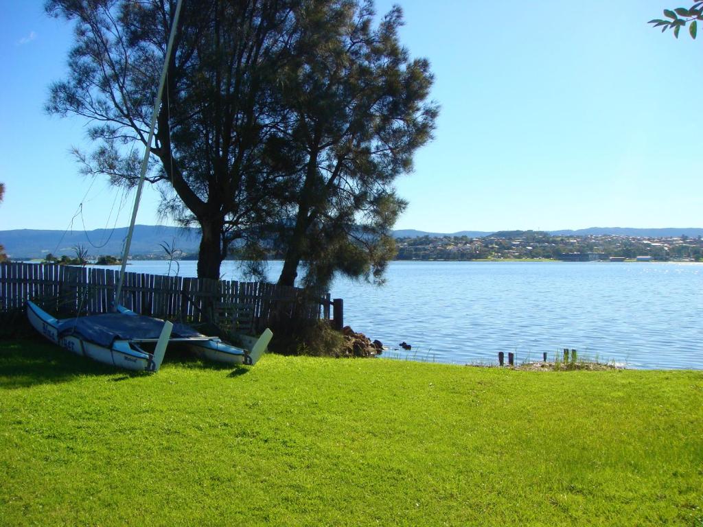 Waterfront Lakeside Cottage Primbee, Primbee (updated prices 2025)