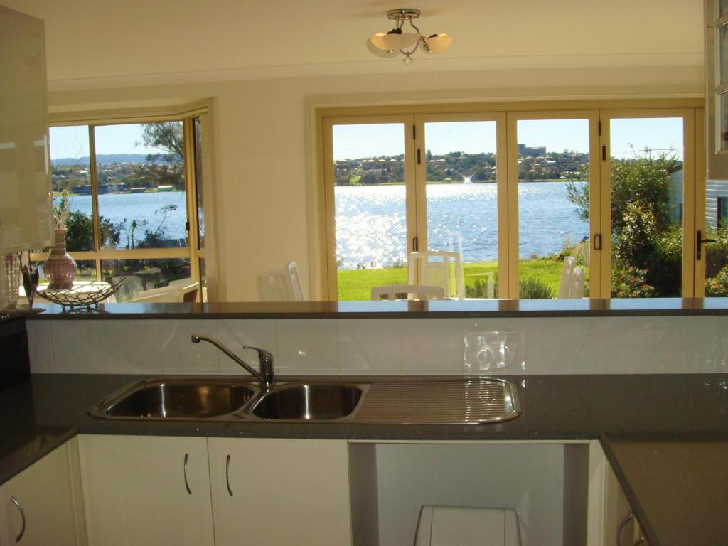 Waterfront Lakeside Cottage Primbee, Primbee (updated prices 2025)