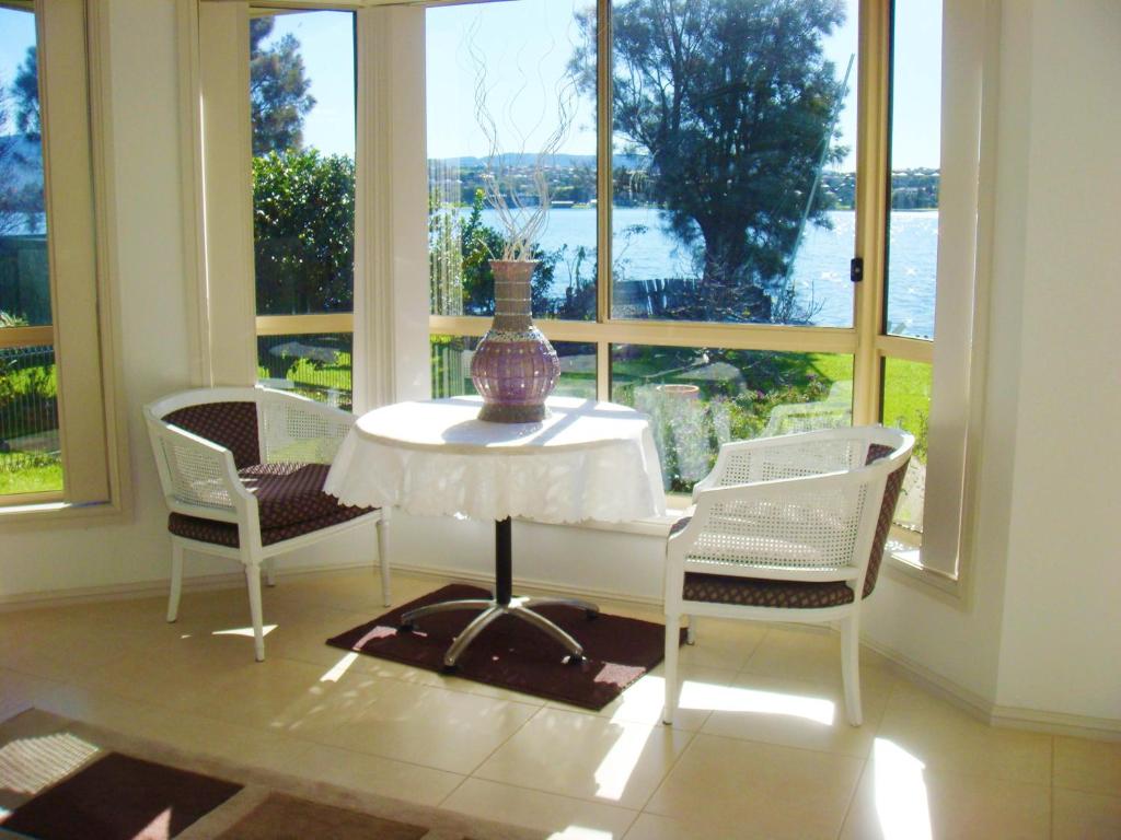 Waterfront Lakeside Cottage Primbee, Primbee (updated prices 2025)