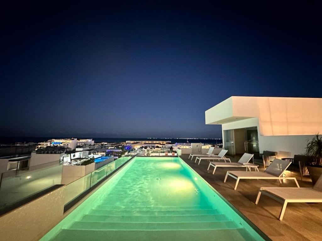 Cozy Modern City View Condo w/ Rooftop Pool & Gym - Agama 403, Playa ...