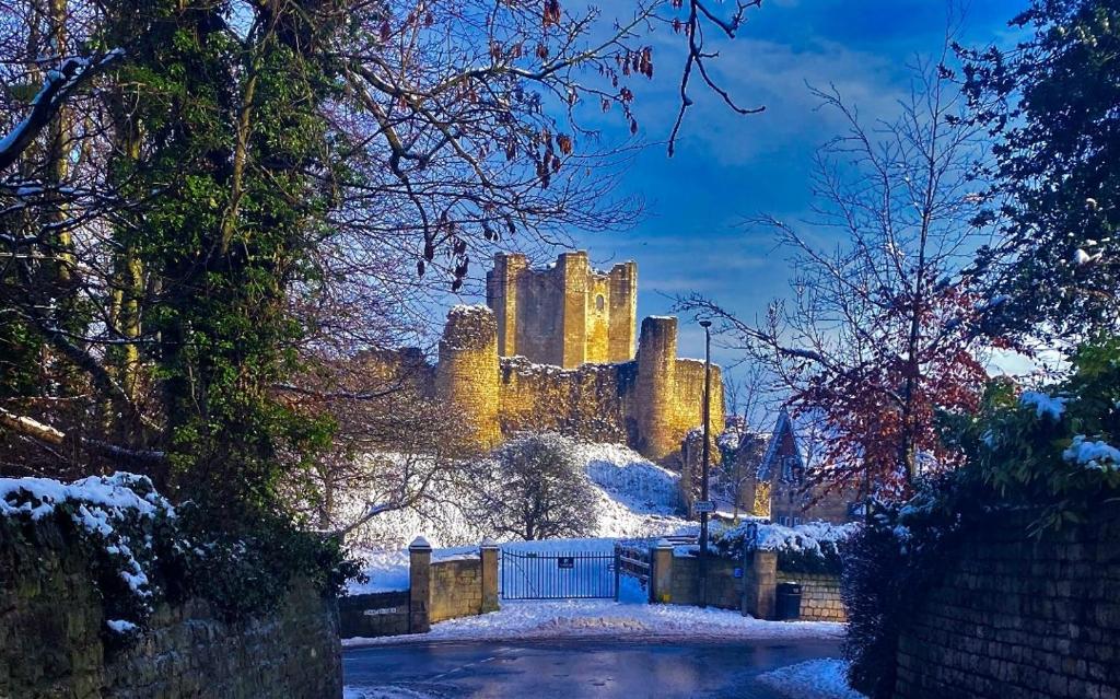 little house on the hill, next to castle, fire pit, Conisbrough ...