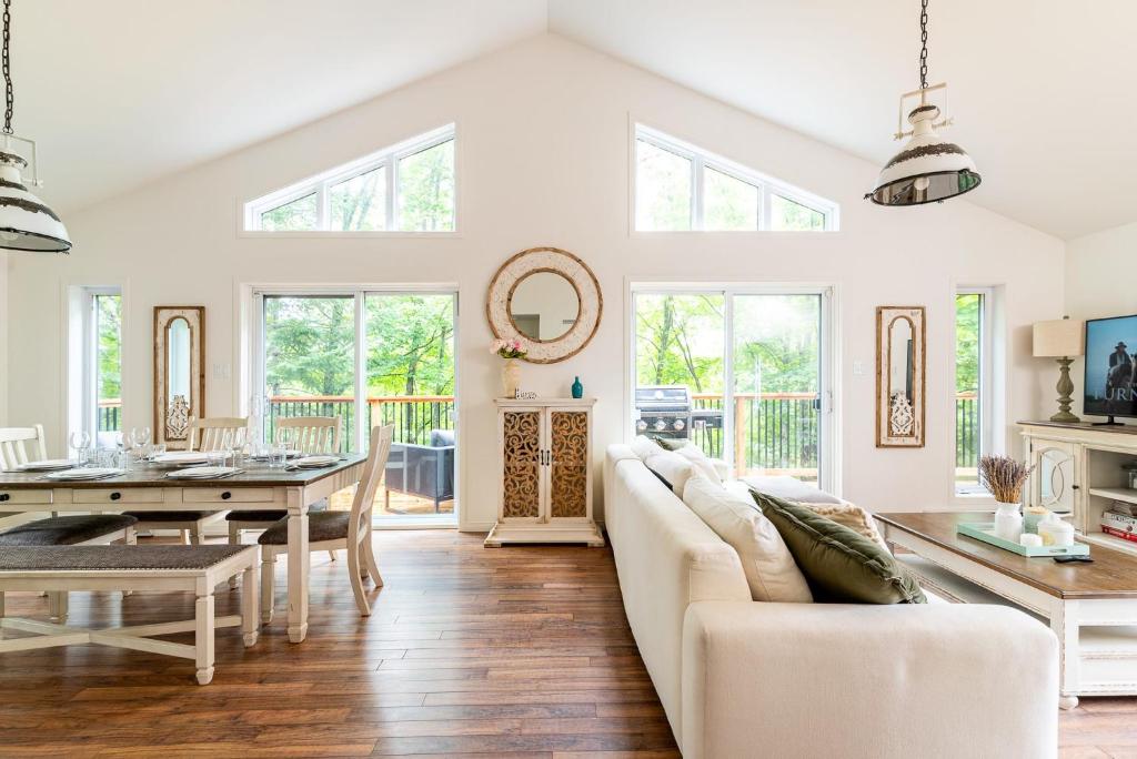 French countryside chic 2-bedroom Chalet Prince (Canada Mont-Tremblant ...