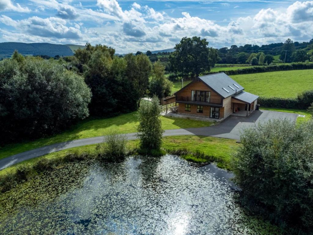 Rhosllyn Retreats - Lakeside Lodge, Rhayader – Updated 2024 Prices