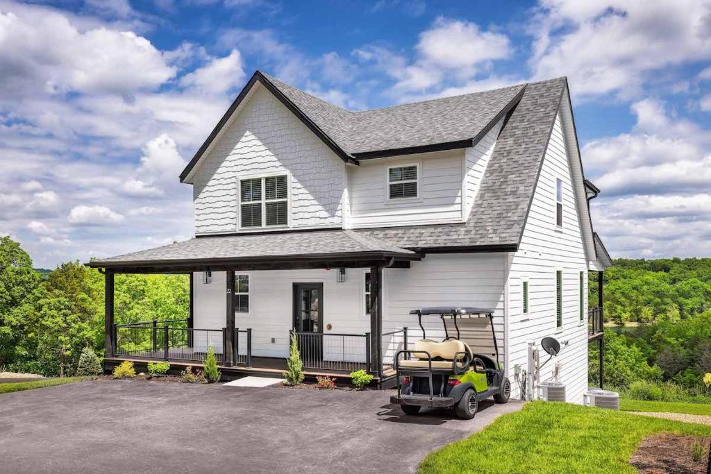 BRAND NEW! FREE amenities and a Gorgeous Lakefront Luxury Cabin with 2 ...