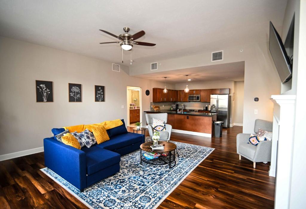 Spacious Downtown Luxury: Stadium Mall RTA Lake, Cleveland (updated ...