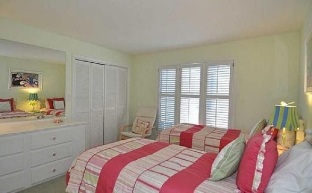 Dolphin's Den, Virginia Beach (updated prices 2025)