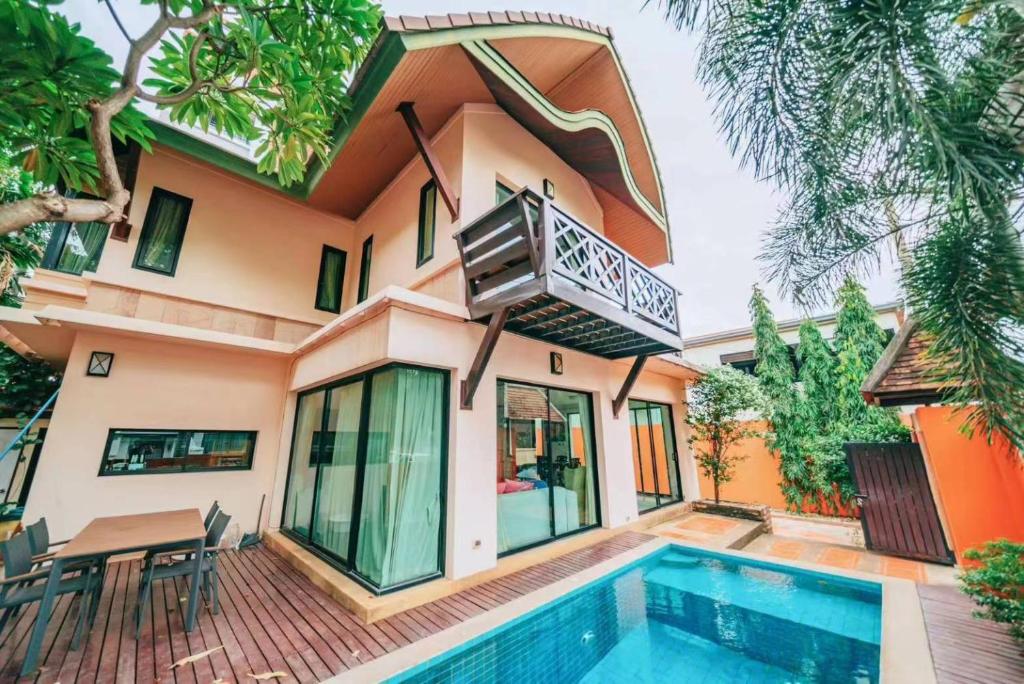 Deluxe Thai Style Pool Villa, with outdoor barbecue, in downtown ...