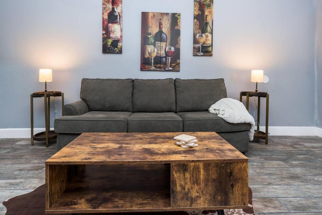 Wine Me Down,Dwntn,MedCtr, TSU, UH, Rodeo, Houston (precios ...