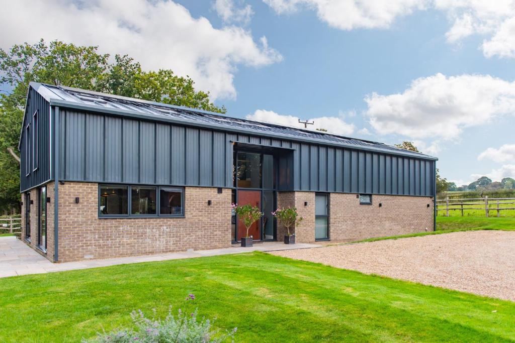 Old Harrow Barn by Bloom Stays, Ashford (updated prices 2025)