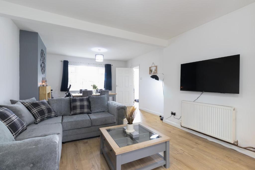 3 Bedroom Home with Private Driveway, Coundon (updated prices 2025)