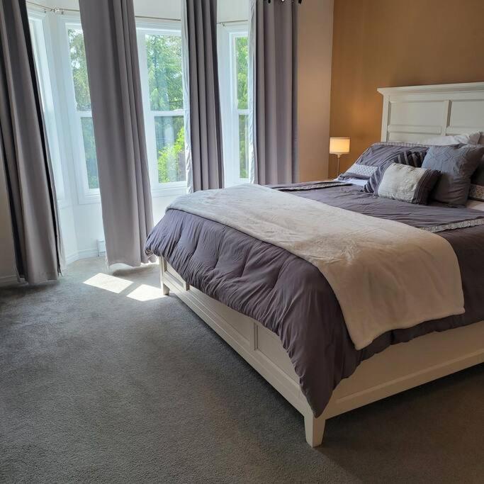 Cheery Historic Downtown Oasis 6 Bedrooms Sleeps 18, Abbotsford ...
