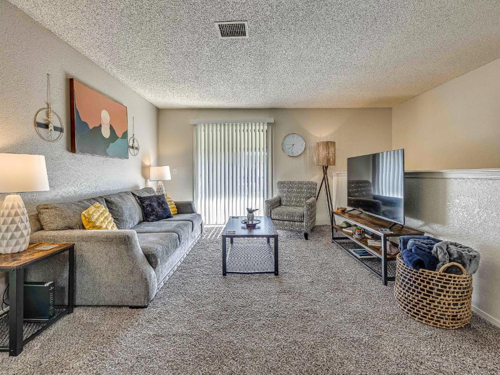 OU Sooner, Pool & Gym, BBQ, Netflix, 100mb Internet, LG Washer & Dryer ...