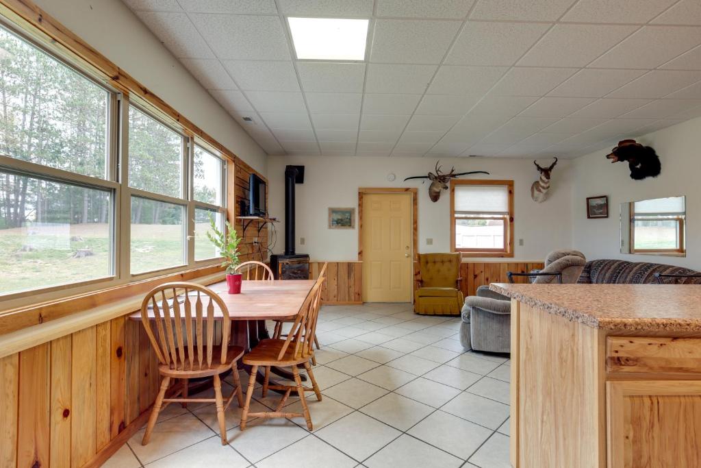 Boat Dock and Fire Pit Lakefront Monico Home!, Monico (aktualisierte ...