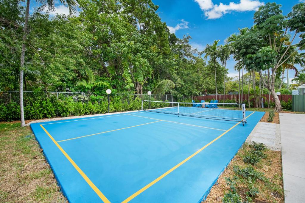 MIAMI's OASIS with Pool, Pickleball, Firepit & Gym, Miami (updated ...