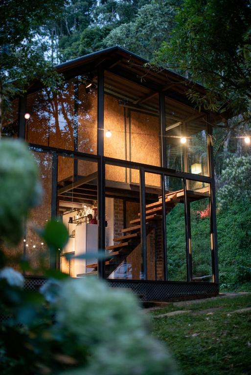 Chalé de Vidro na Mantiqueira com cachoeiras, Quilombo (updated prices ...